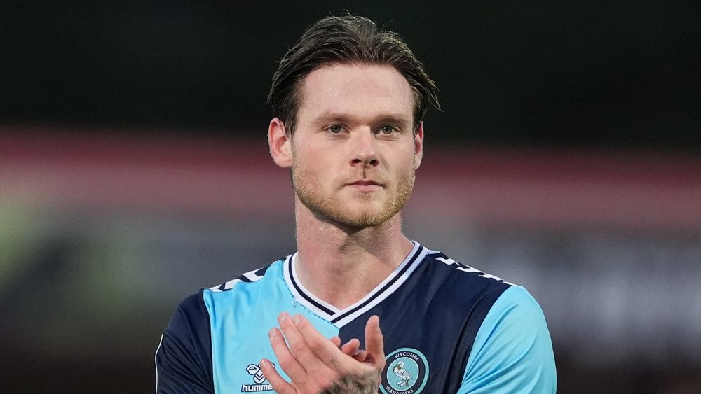 Joe and Jack: Rocks at the back! - Wycombe Wanderers