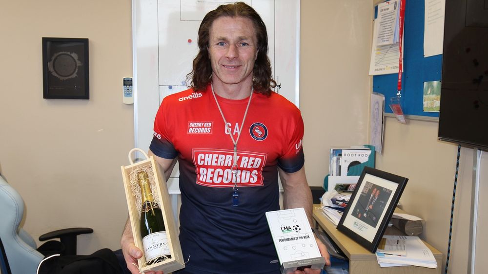 Gareth receives LMA Performance of the Week award - Wycombe Wanderers