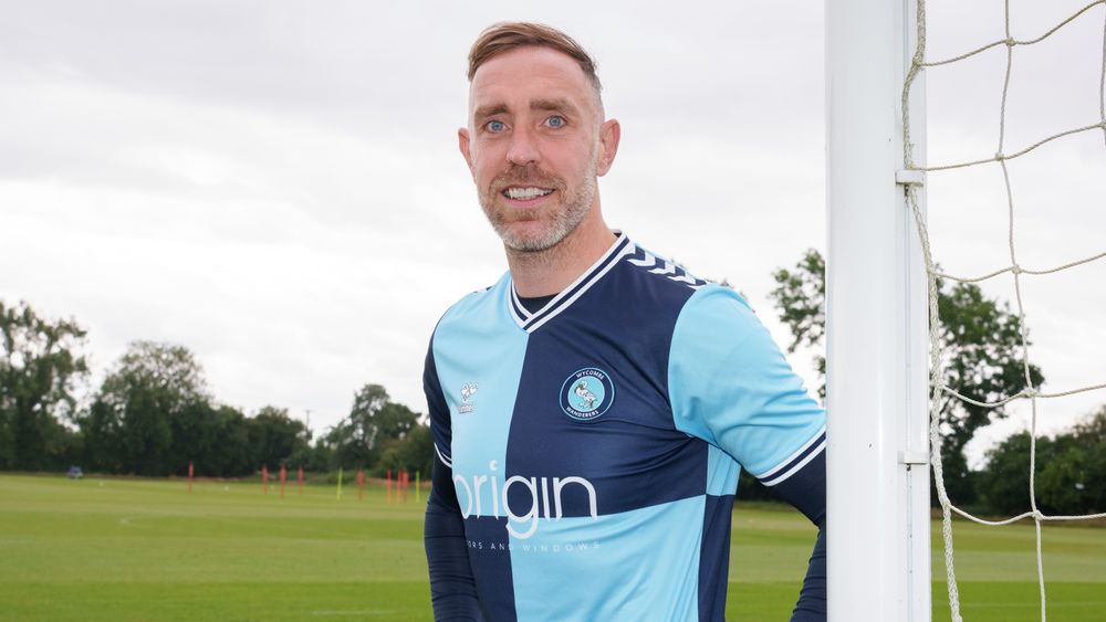 Gallery: Richard signs - Wycombe Wanderers