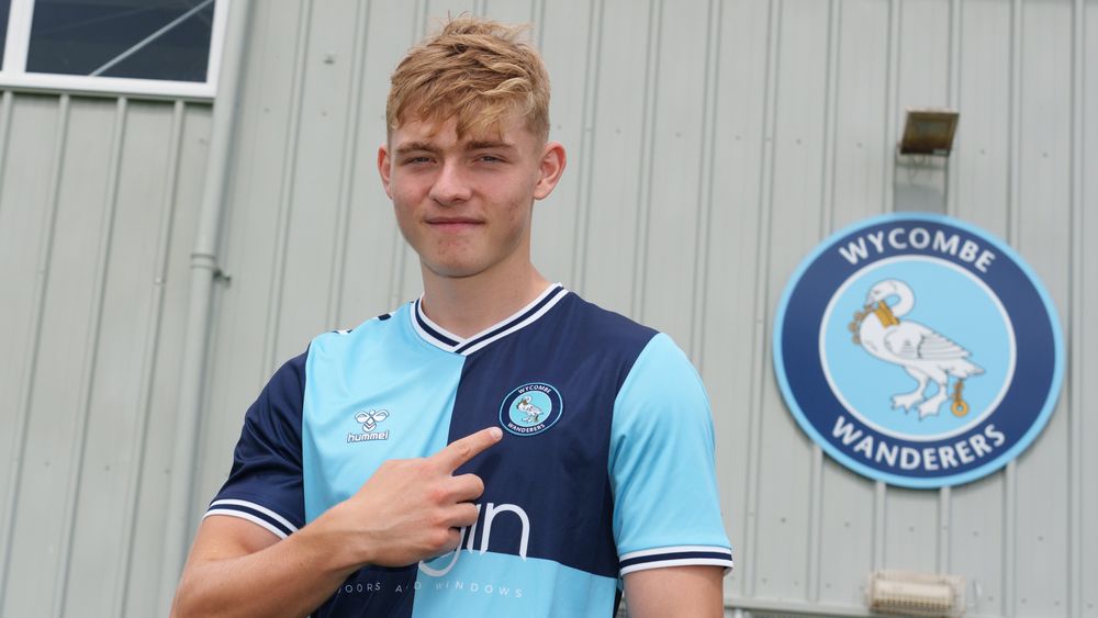 Your new number eight, Kian Breckin! - Wycombe Wanderers